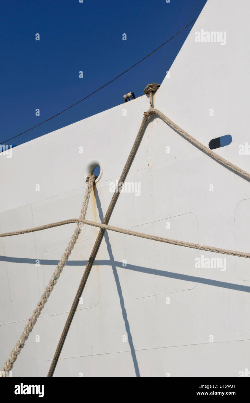mooring ropes ship Stock Photo - Alamy