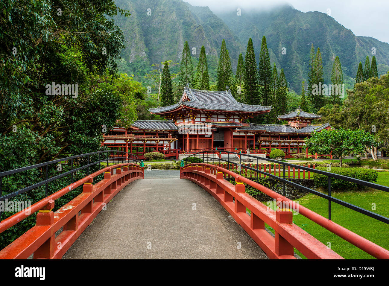 Byodo in temple buddha hi-res stock photography and images - Alamy