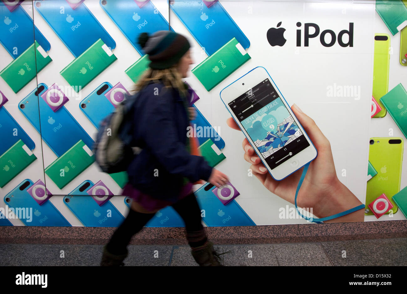 Ipod advertising hi-res stock photography and images - Alamy