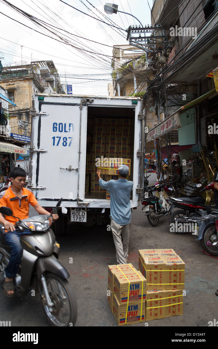 Loading a lorry with boxes hi-res stock photography and images - Alamy