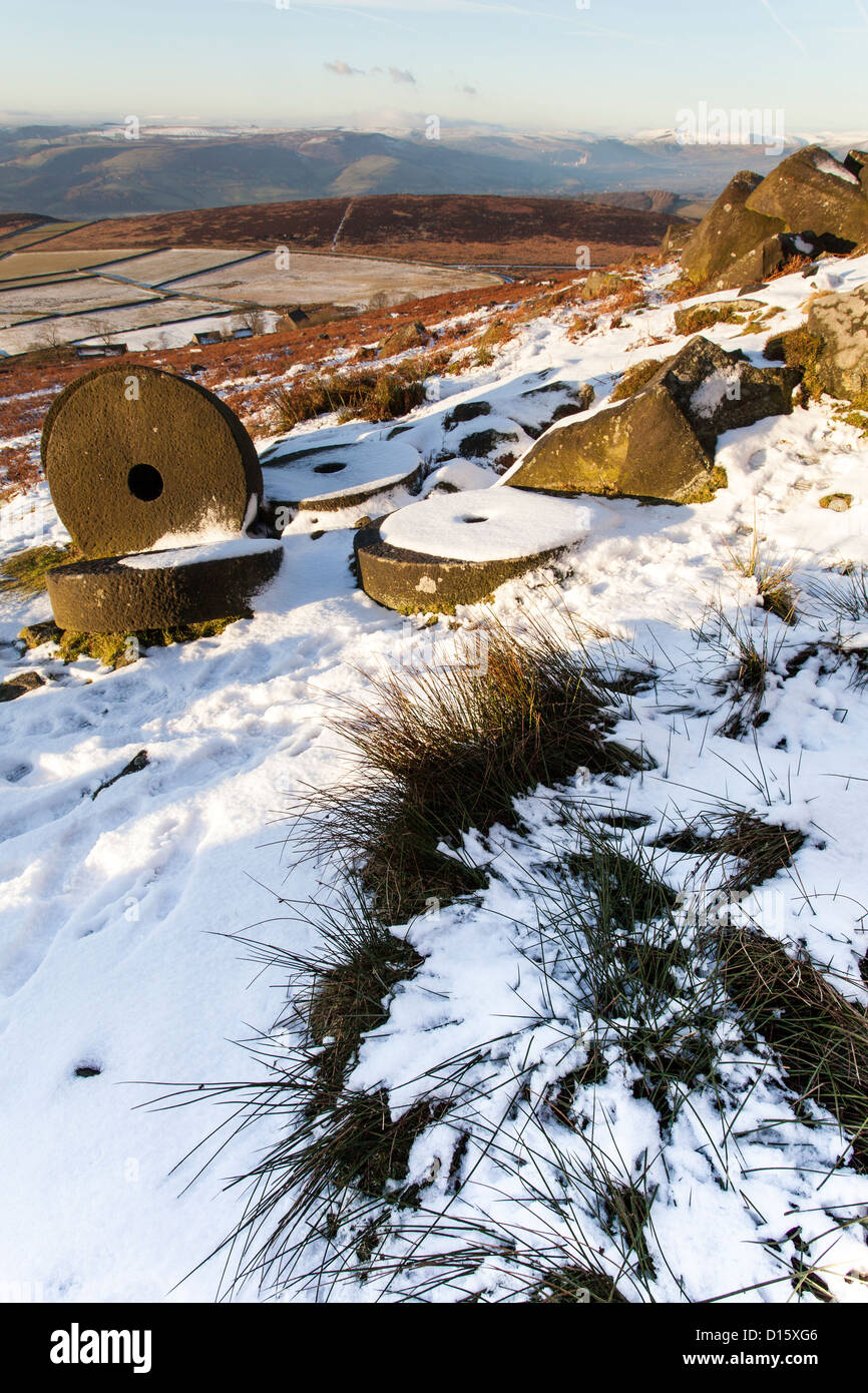The Peak District National Park. Millstones on Stanage Edge in Winter ...