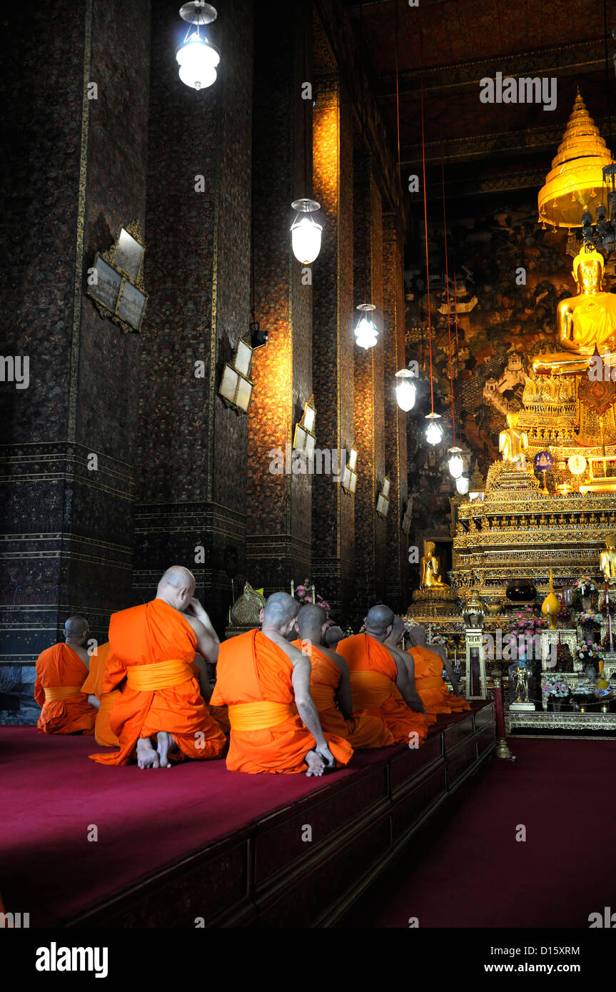 Orange robed monks hi-res stock photography and images - Alamy