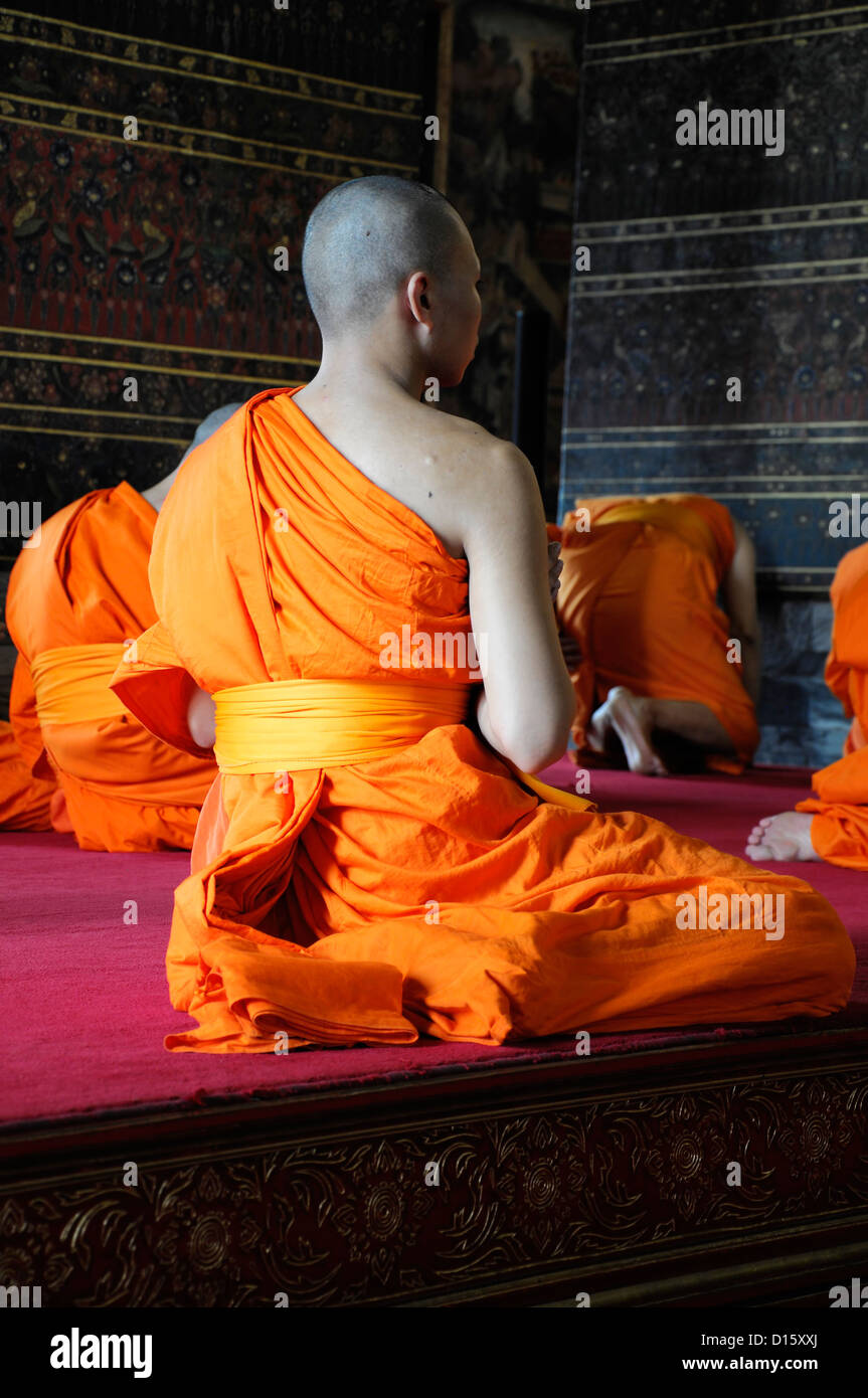 Orange robed buddhist monks hi-res stock photography and images - Alamy