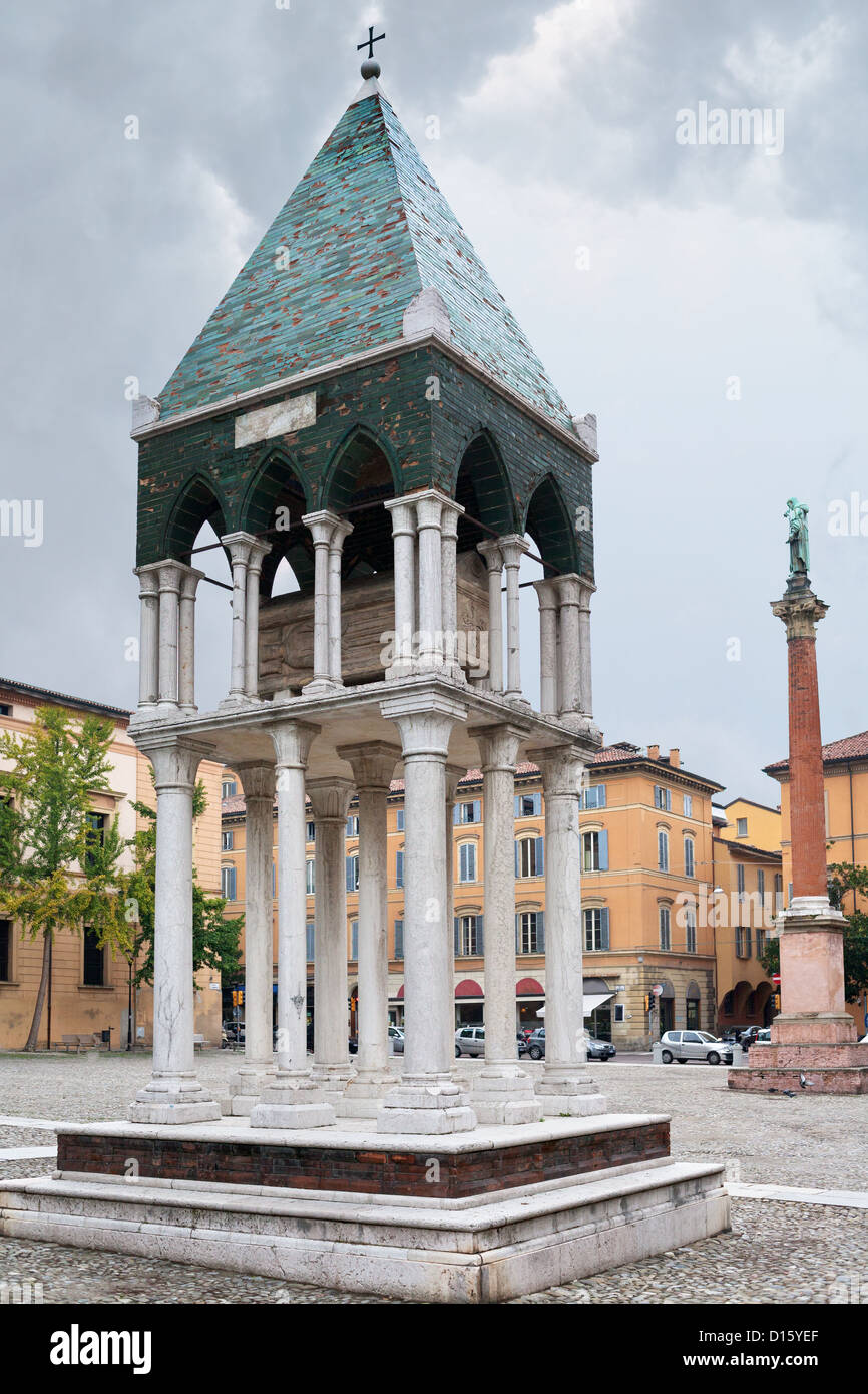 street medieval tomb of Rolandino de Passeggeri in Bologna, Italy Stock ...