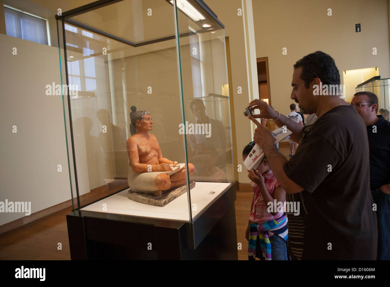 Picture of ancient egyptian sculpture hi-res stock photography and ...