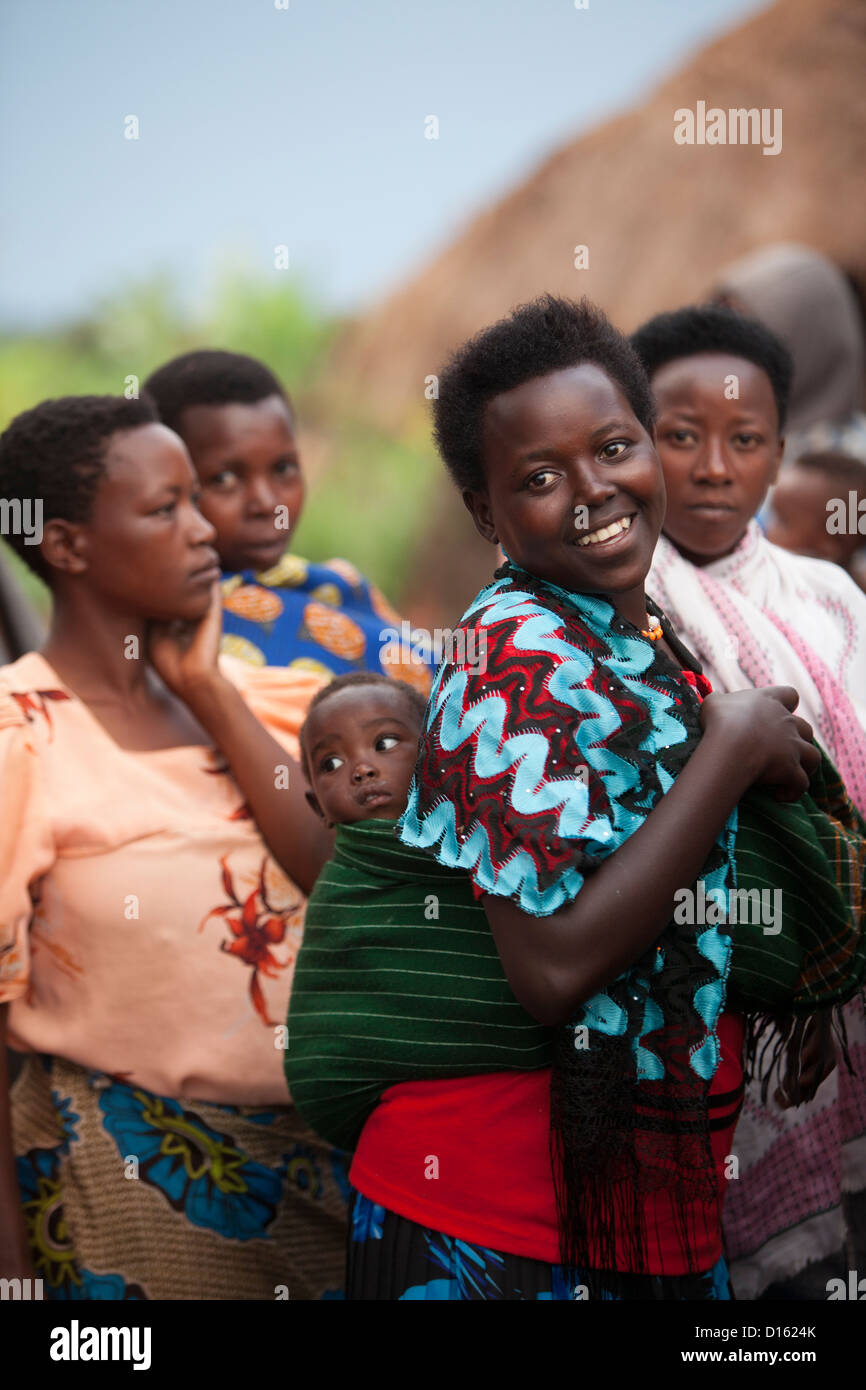Mother and child in Kitugutu Village, Kyenjojo District, Uganda Stock ...