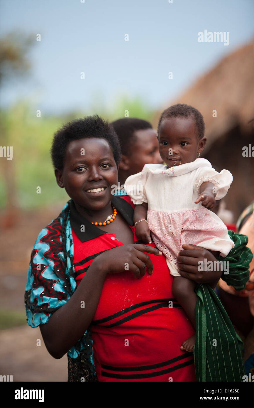 Mother and child in Kitugutu Village, Kyenjojo District, Uganda Stock ...
