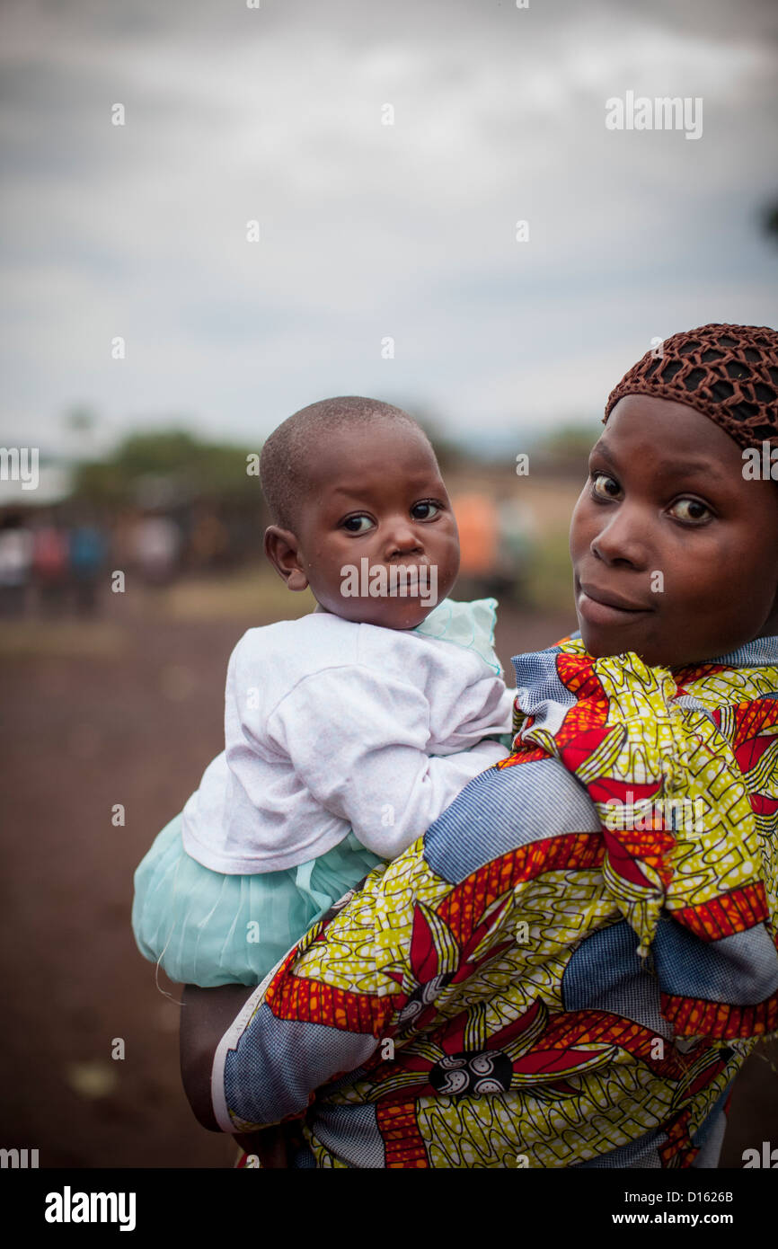 Mother and child in Kitugutu Village, Kyenjojo District, Uganda Stock ...