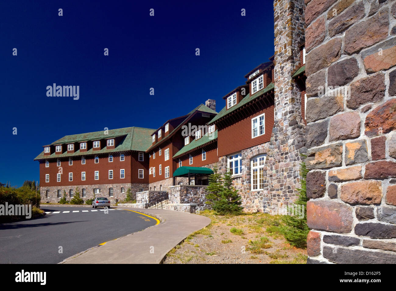 Lodge Crater Lake High Resolution Stock Photography and Images - Alamy