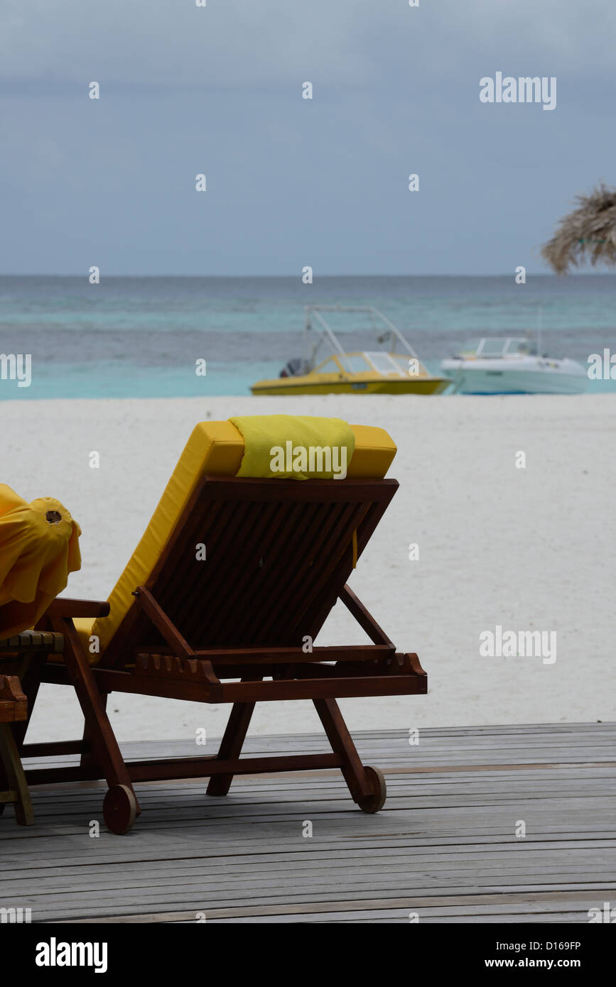 Yellow beach chair hi-res stock photography and images - Alamy