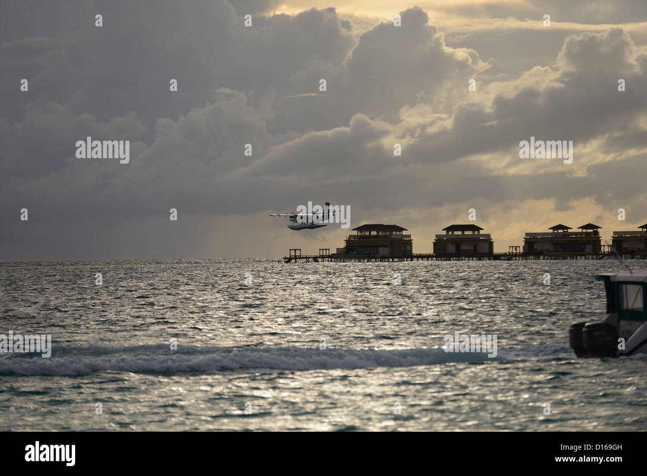 Maldives sunset gold seaplane flight takeoff aircraft plane Stock Photo ...