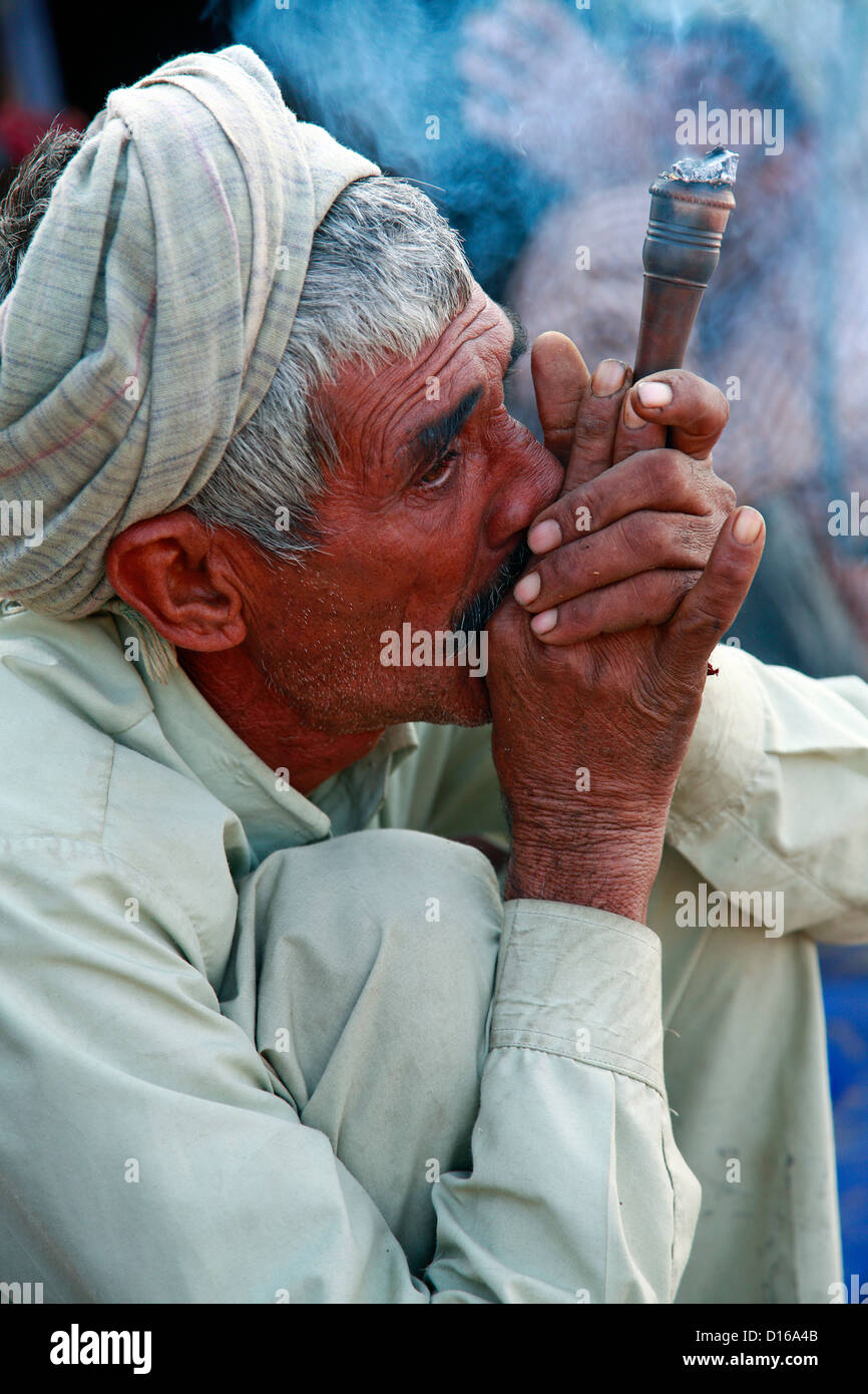 Indian man smoking at Pushkar fair,Rajasthan Stock Photo - Alamy