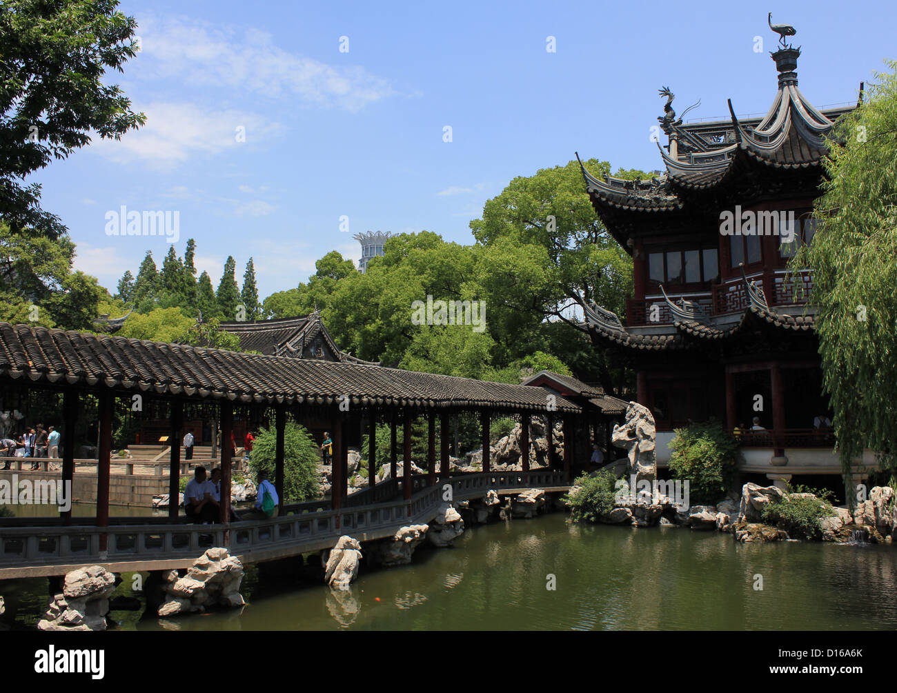 The bridge and Chinese house at Yuyuan Garden, Shanghai China Stock ...