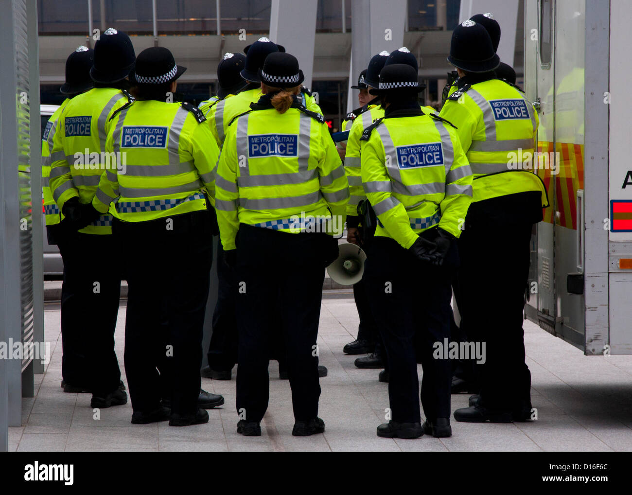Ambulance police briefing hi-res stock photography and images - Alamy