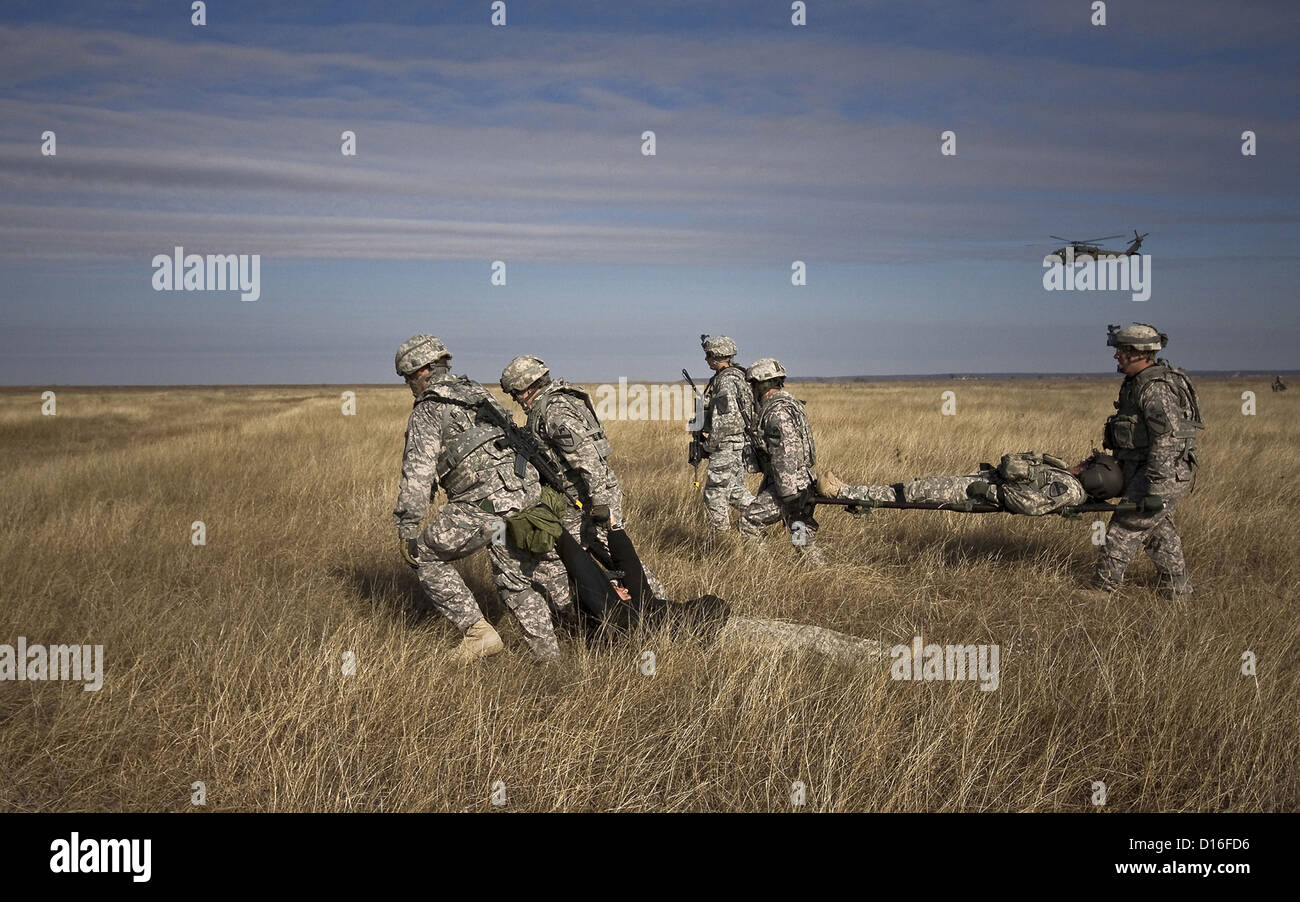 US Army Soldiers move wounded soldiers during a downed aircraft ...