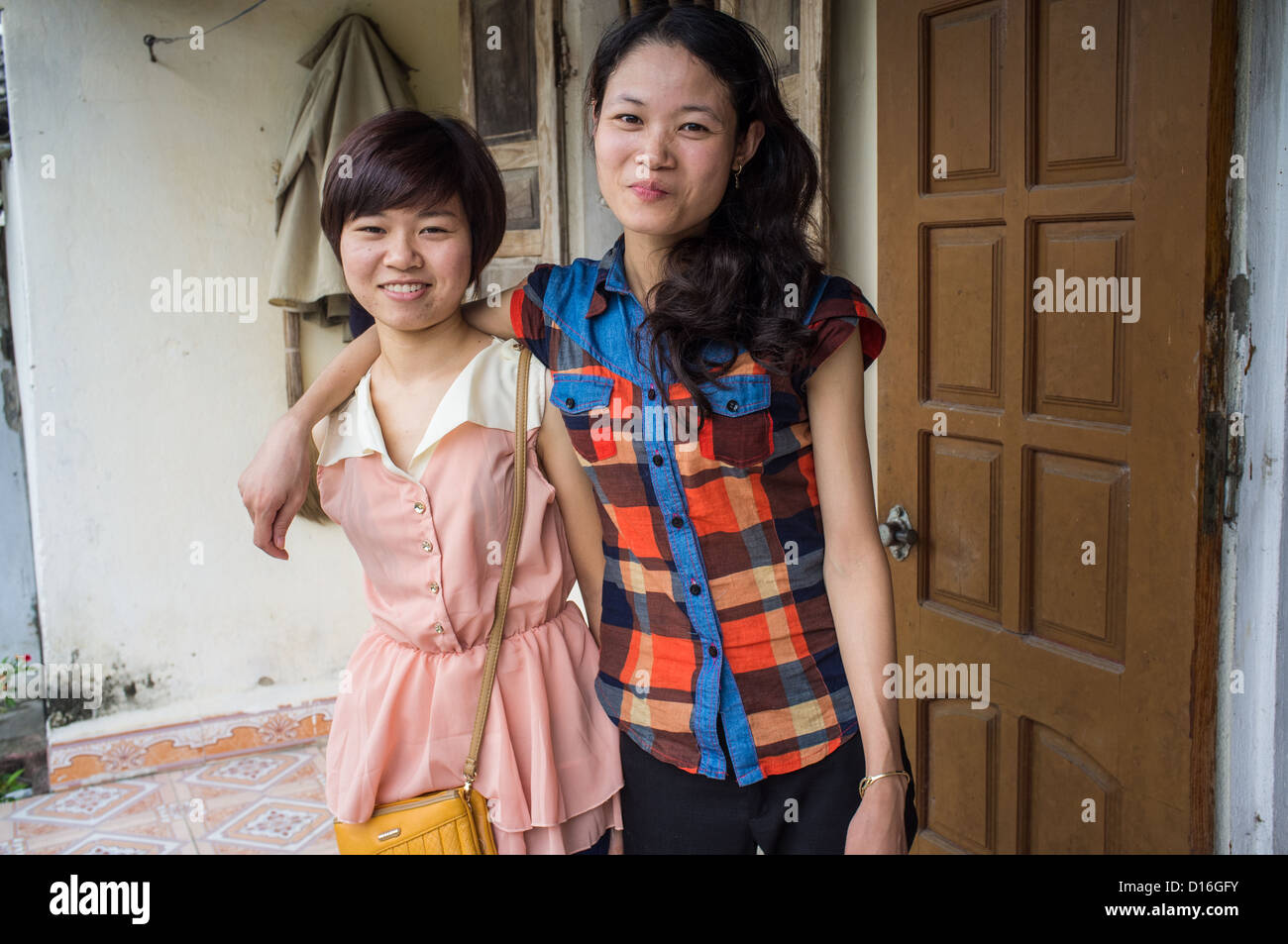 Sisters smiling family vietnam hi-res stock photography and images - Alamy