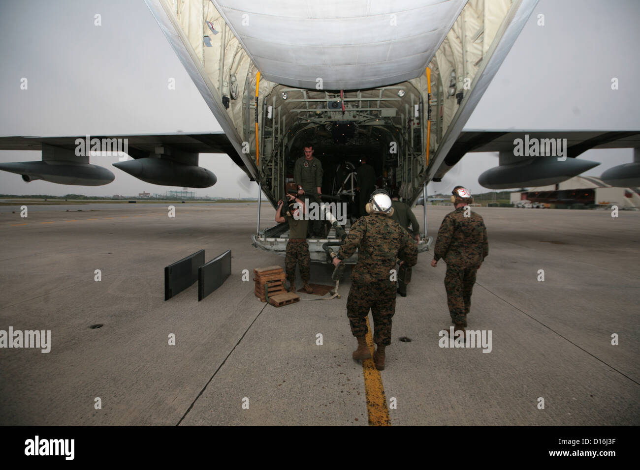 Hercules aircraft military loading hi-res stock photography and images ...