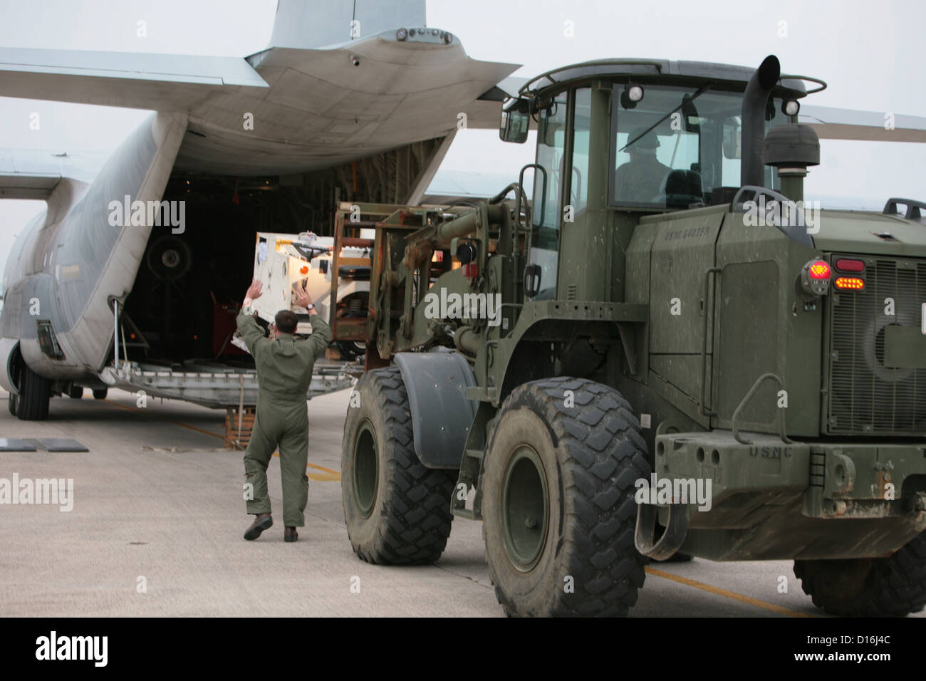 Hercules aircraft military loading hi-res stock photography and images ...