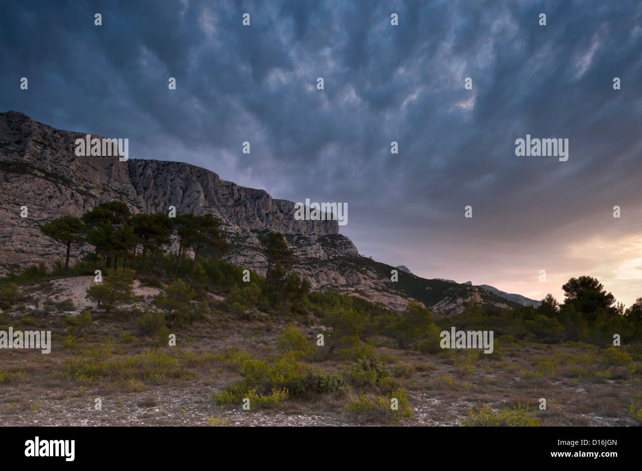 Montagne Sainte Victoire at Dawn, Provence, France Stock Photo - Alamy