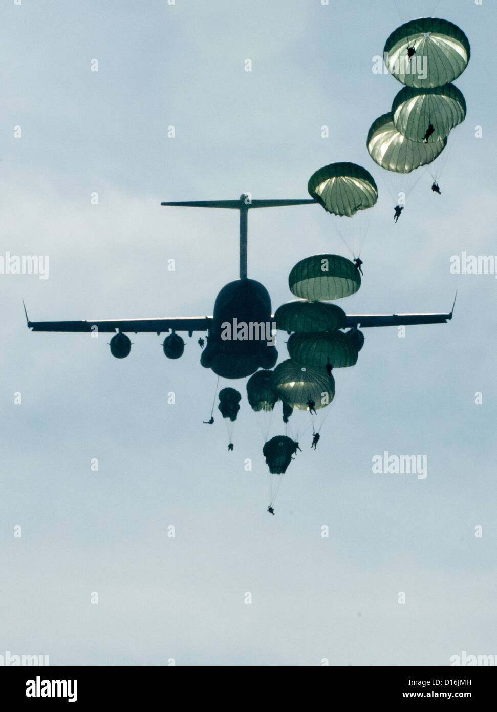 Soldiers paratroopers hi-res stock photography and images - Alamy