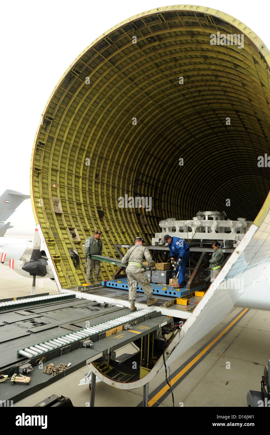 U. S. Air Force Reserve members from the 452nd Aerial Port Support ...