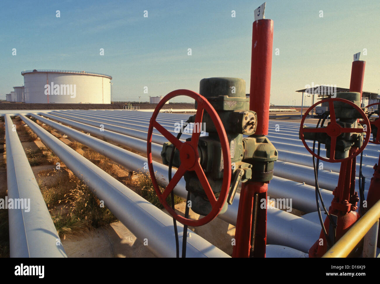 Venezuela oil refinery hi-res stock photography and images - Alamy