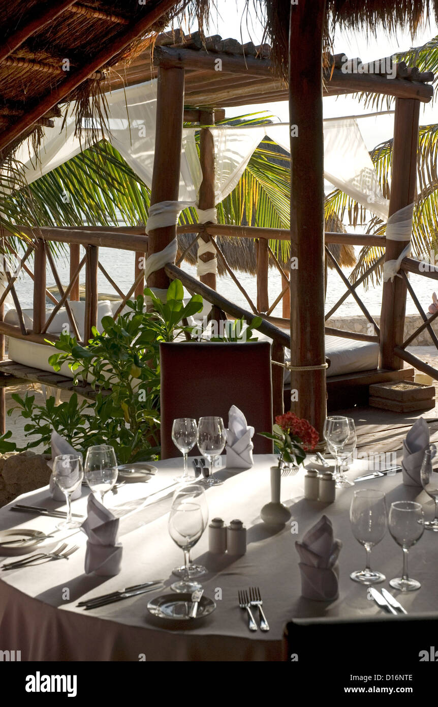 Table set for a wedding dinner at a Caribbean resort Stock Photo - Alamy