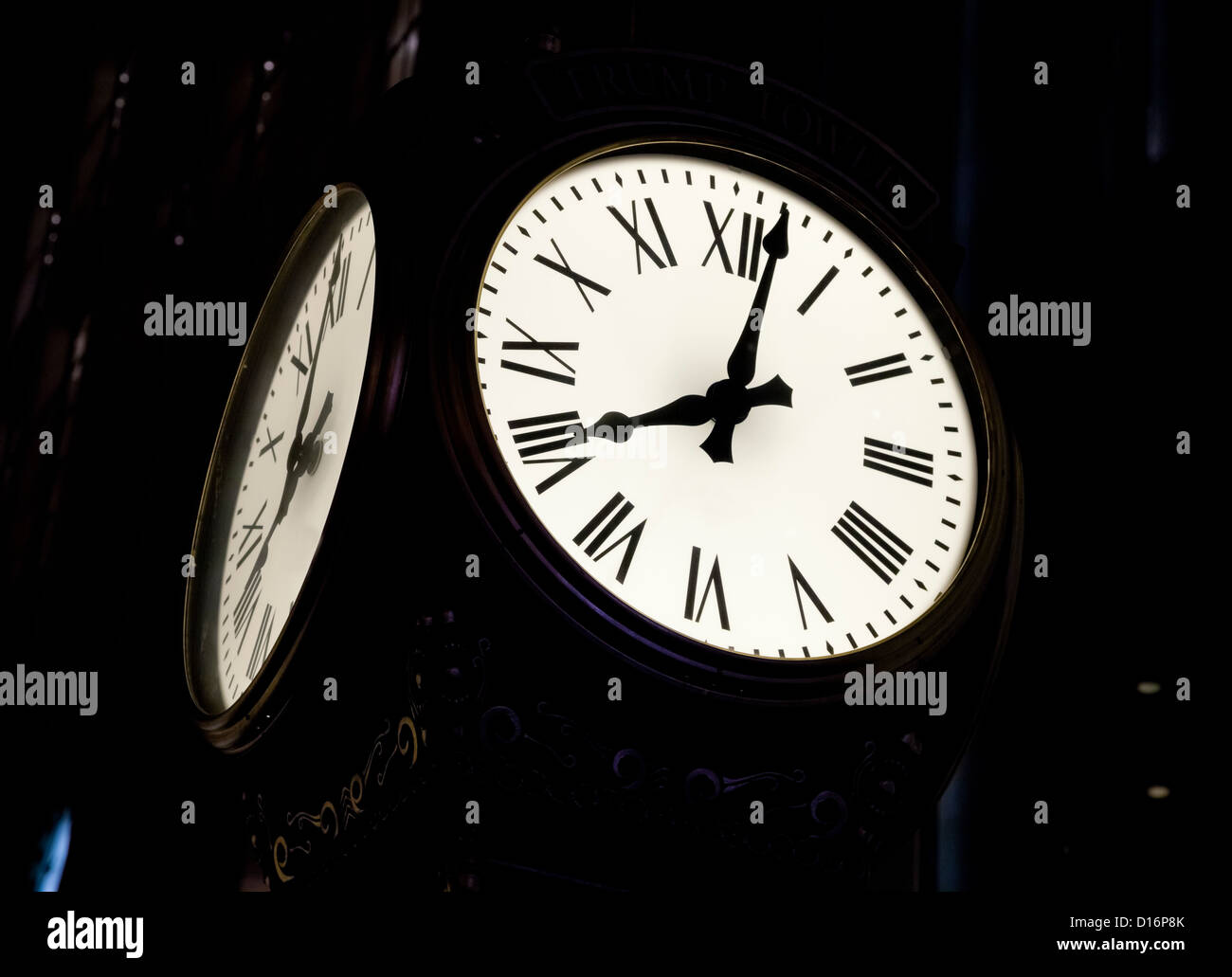 Street arrow face hi-res stock photography and images - Alamy