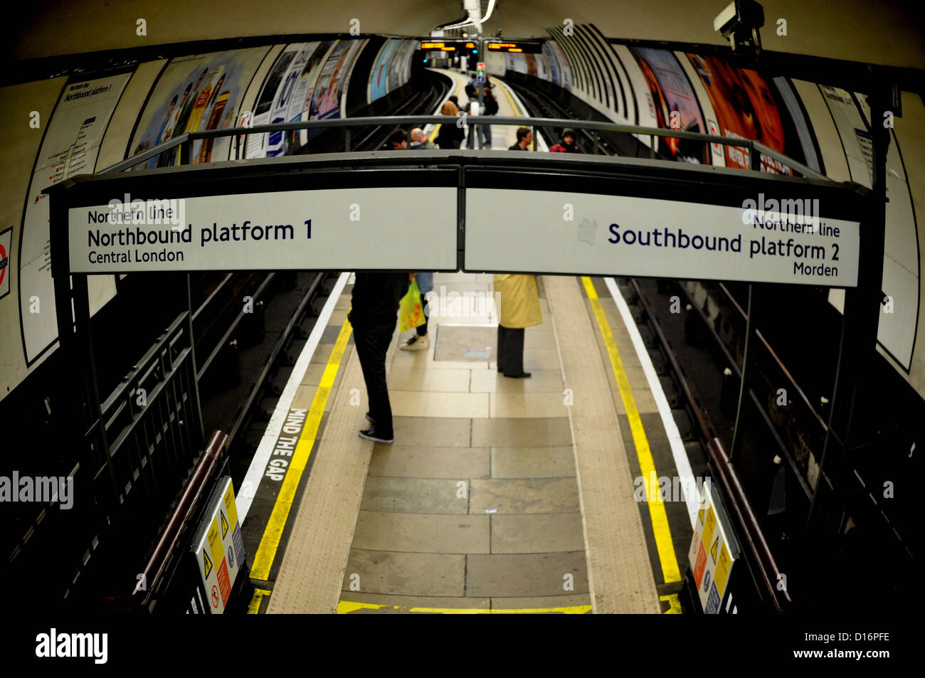 Clapham common underground platform hi-res stock photography and images ...