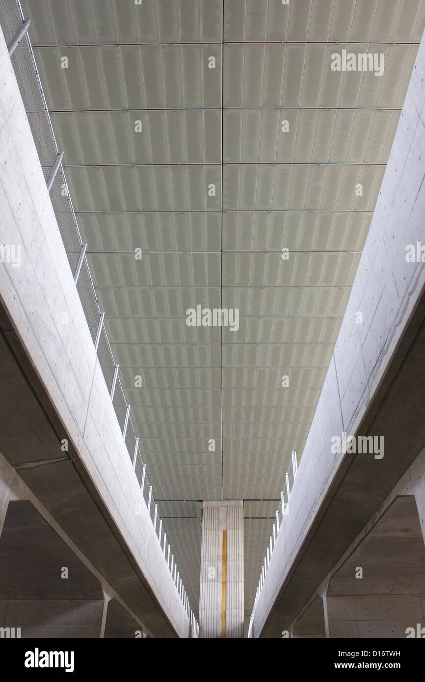 Flyover concrete bridge pillar hi-res stock photography and images - Alamy