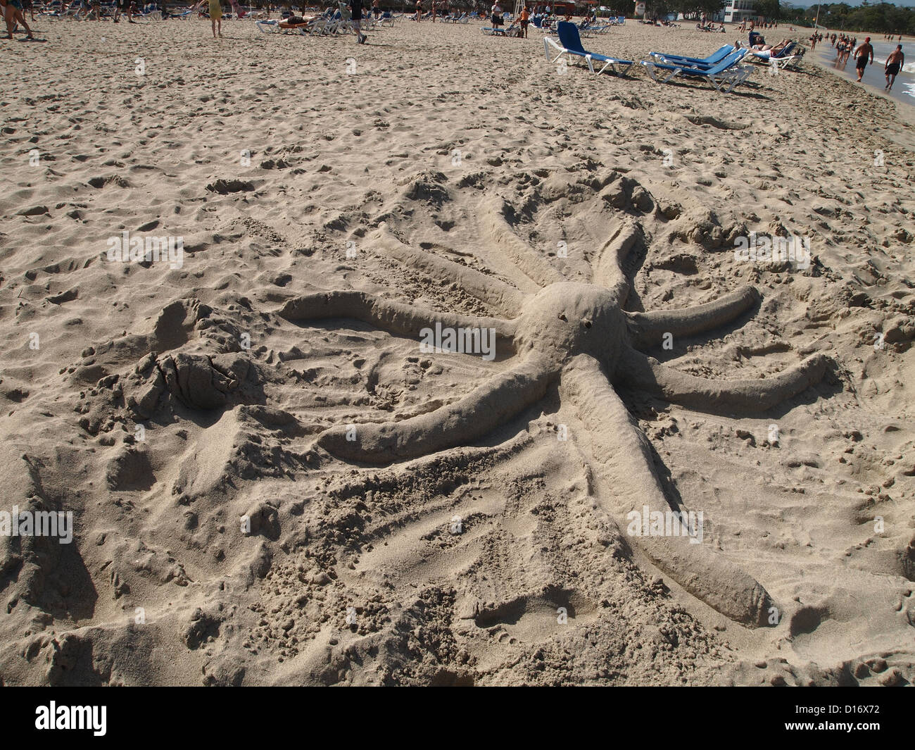 Nice octopus, made of sand Stock Photo - Alamy
