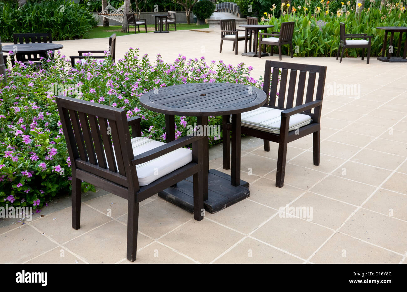 Restaurant tree trees flower hi-res stock photography and images - Alamy