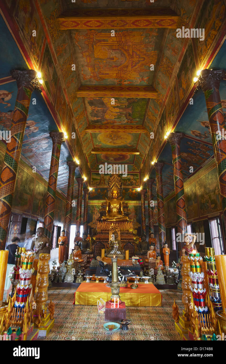 Inside wat phnom phnom penh hi-res stock photography and images - Alamy