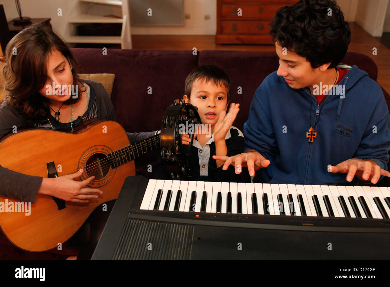 Family playing music instruments hi-res stock photography and images ...