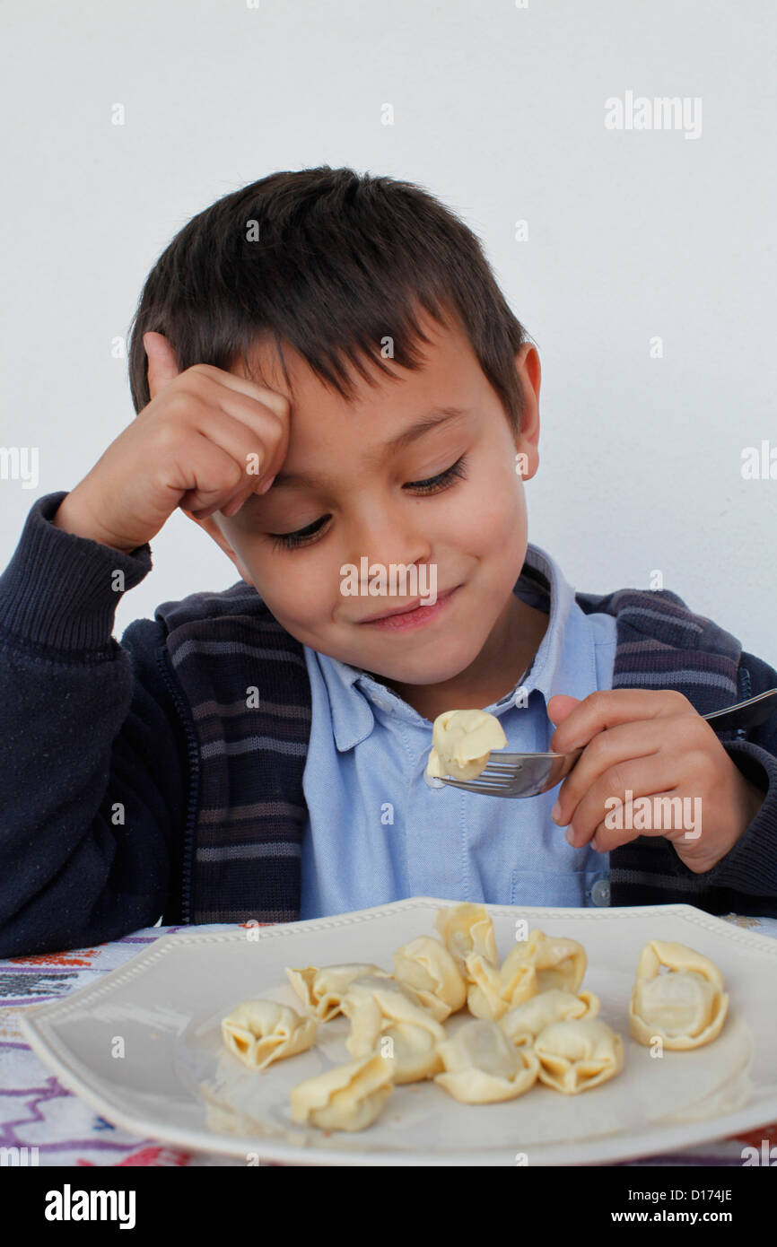 Child eating pasta Stock Photo - Alamy