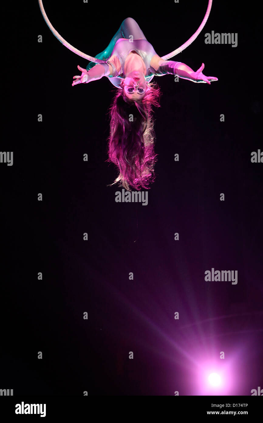 Women acrobatics circus hi-res stock photography and images - Alamy