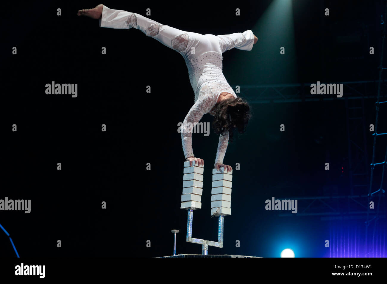 Women acrobatics circus hi-res stock photography and images - Alamy
