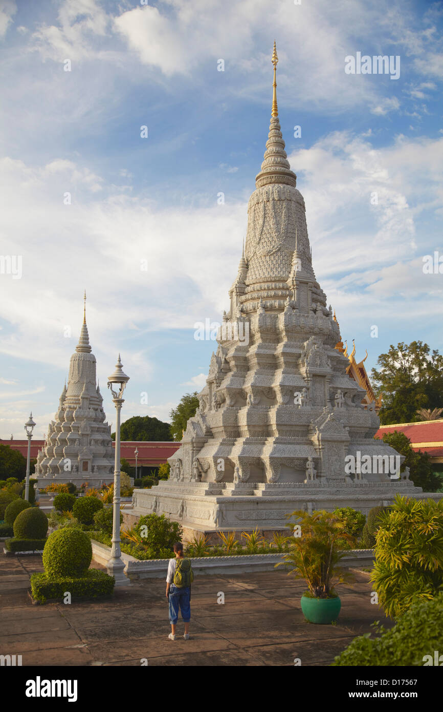 Silver pagoda phnom penh woman hi-res stock photography and images - Alamy
