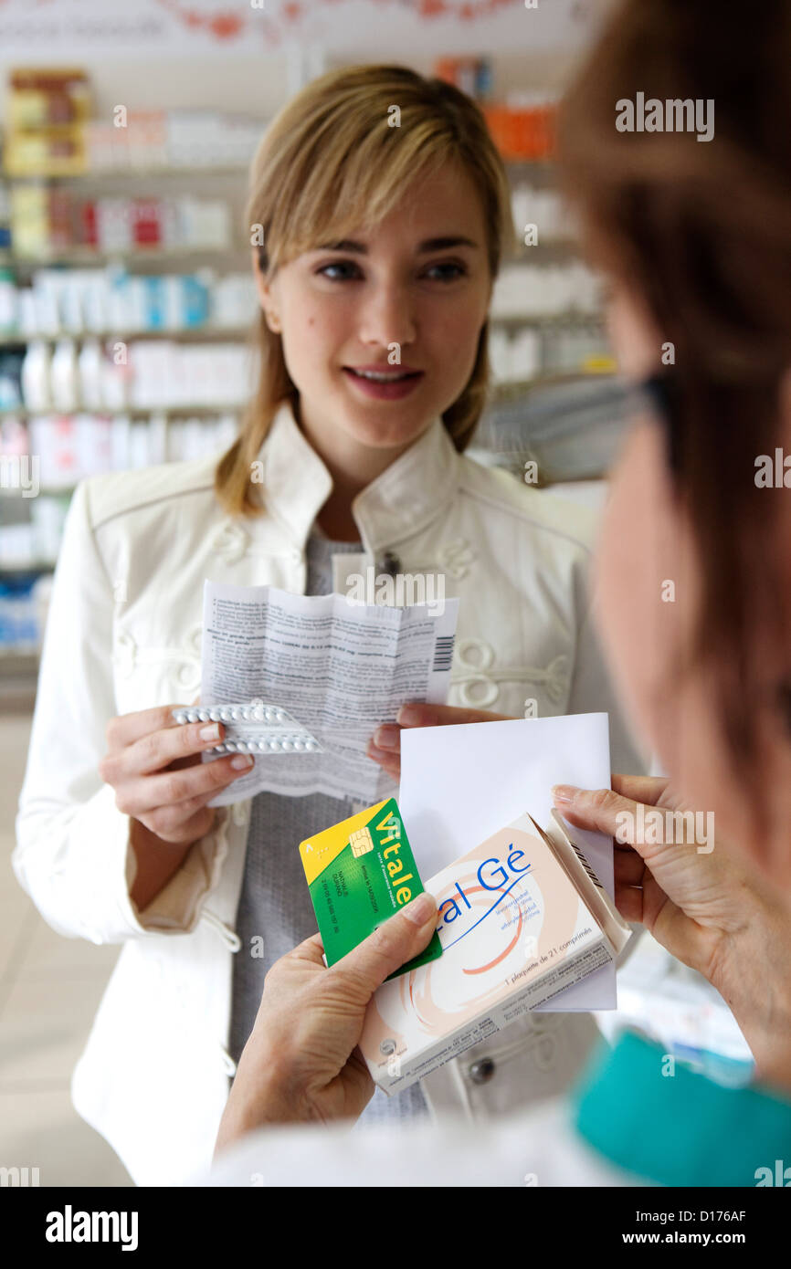 Pharmacist generic drug medicine hi-res stock photography and images ...