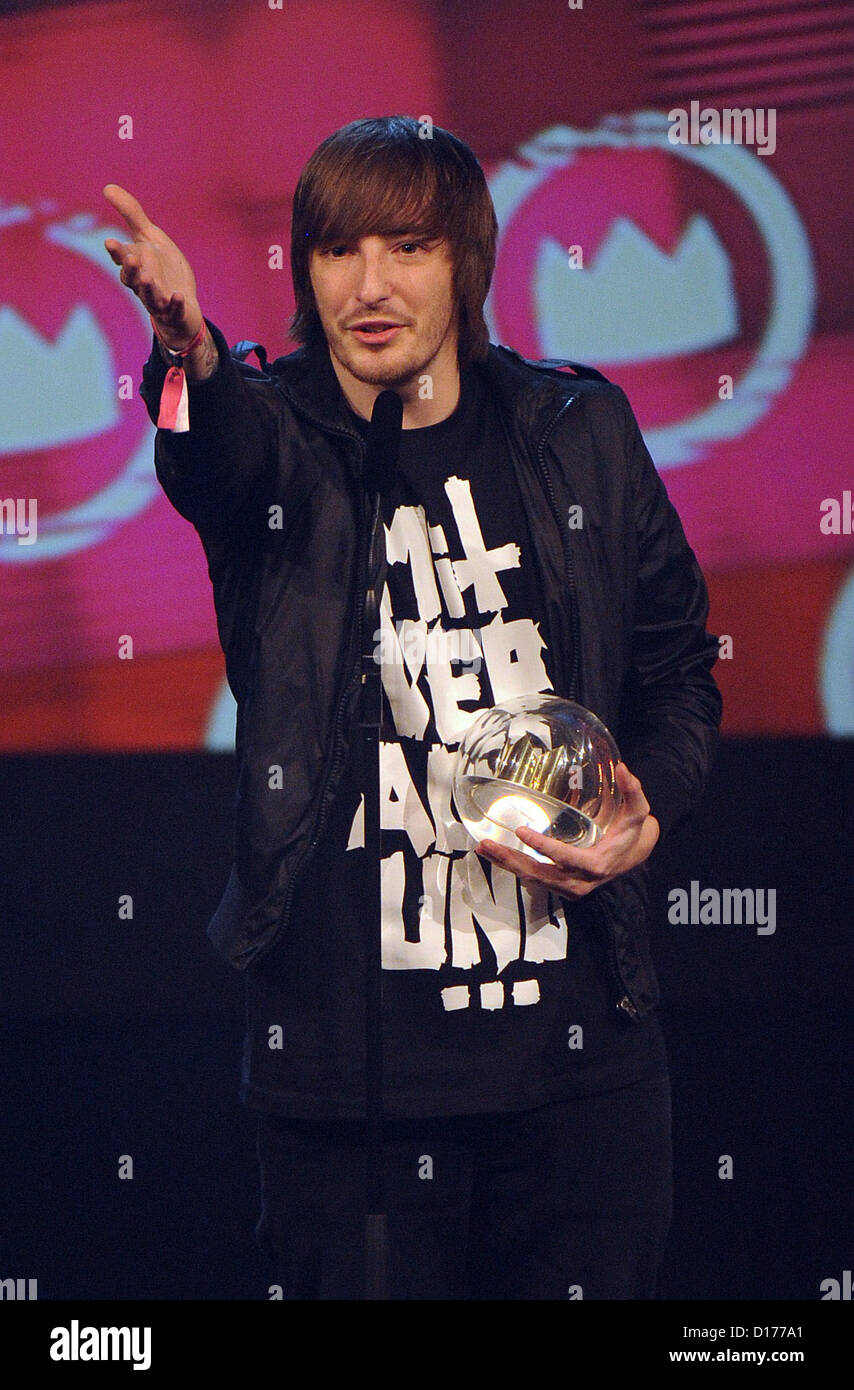 Rapper Casper celebrates his 'Best Live Act' award at the 1Live Krone ...