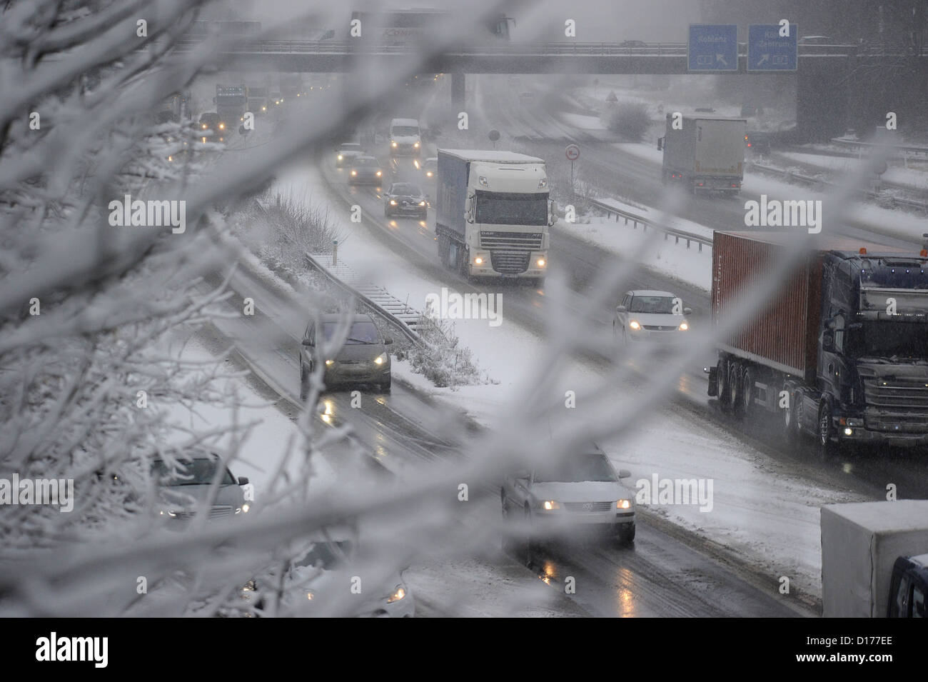 Vehicles drive through heavy snow on Autobahn A1 in Cologne, Germany ...