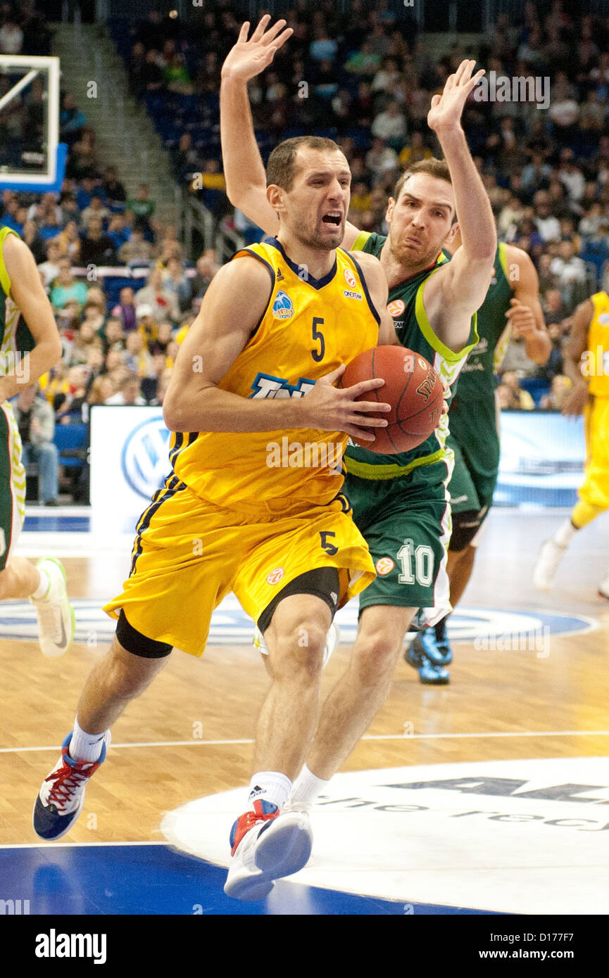 Berlin's Vule Avdalovic (L) passes Malaga's Txemi Urtasun (R) during ...