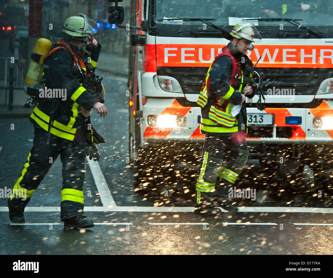 Firefighters deploy in driving snow at Rossmarkt in Frankfurt Main ...