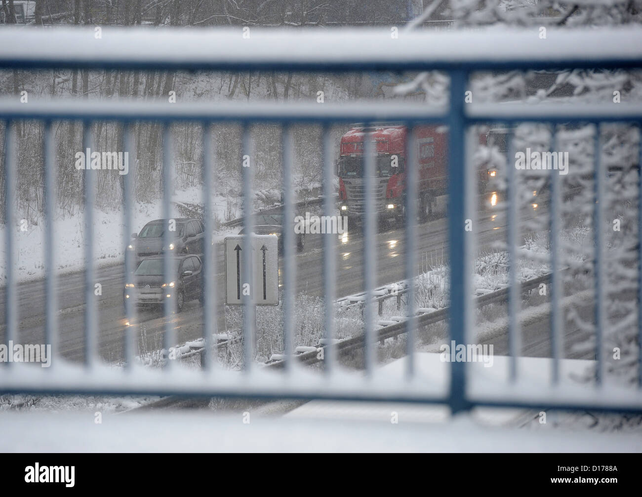 Vehicles drive through heavy snow on Autobahn A1 in Cologne, Germany ...