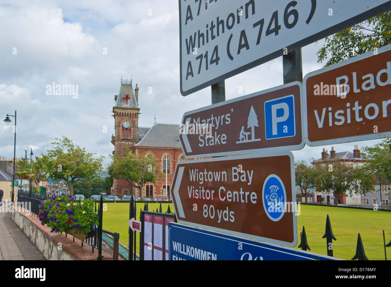 Square road hi-res stock photography and images - Alamy