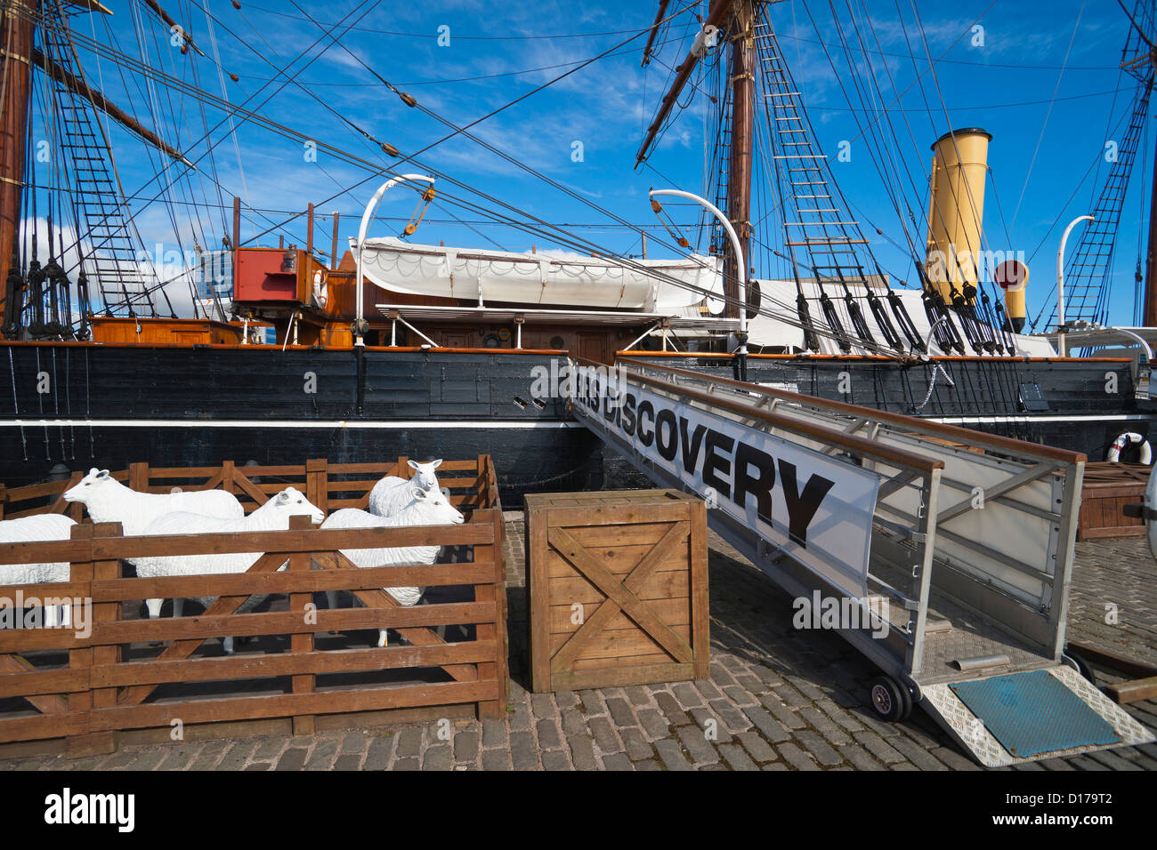 Hms discovery dundee hi-res stock photography and images - Alamy