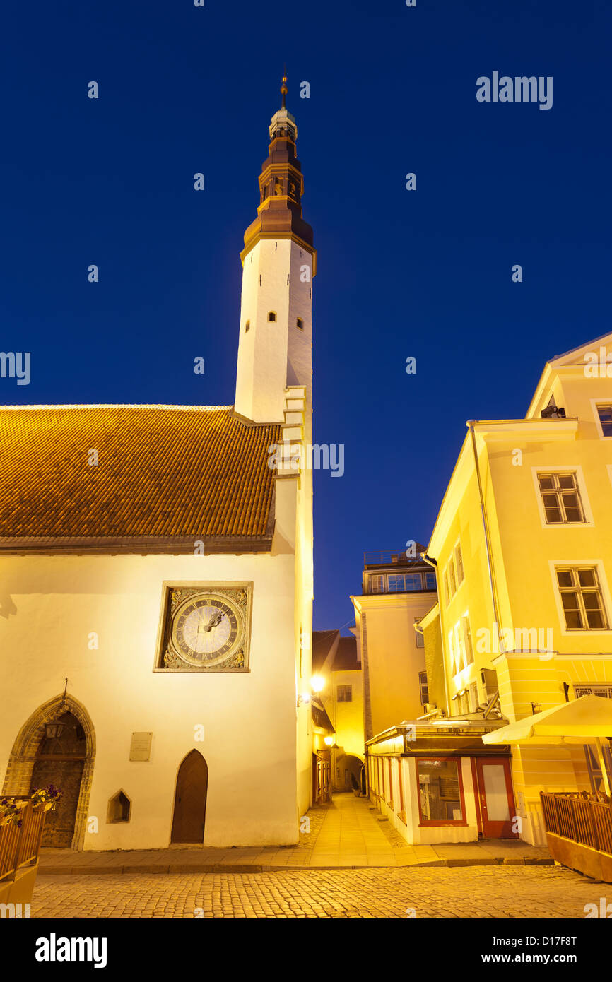 Road city night low angle hi-res stock photography and images - Alamy