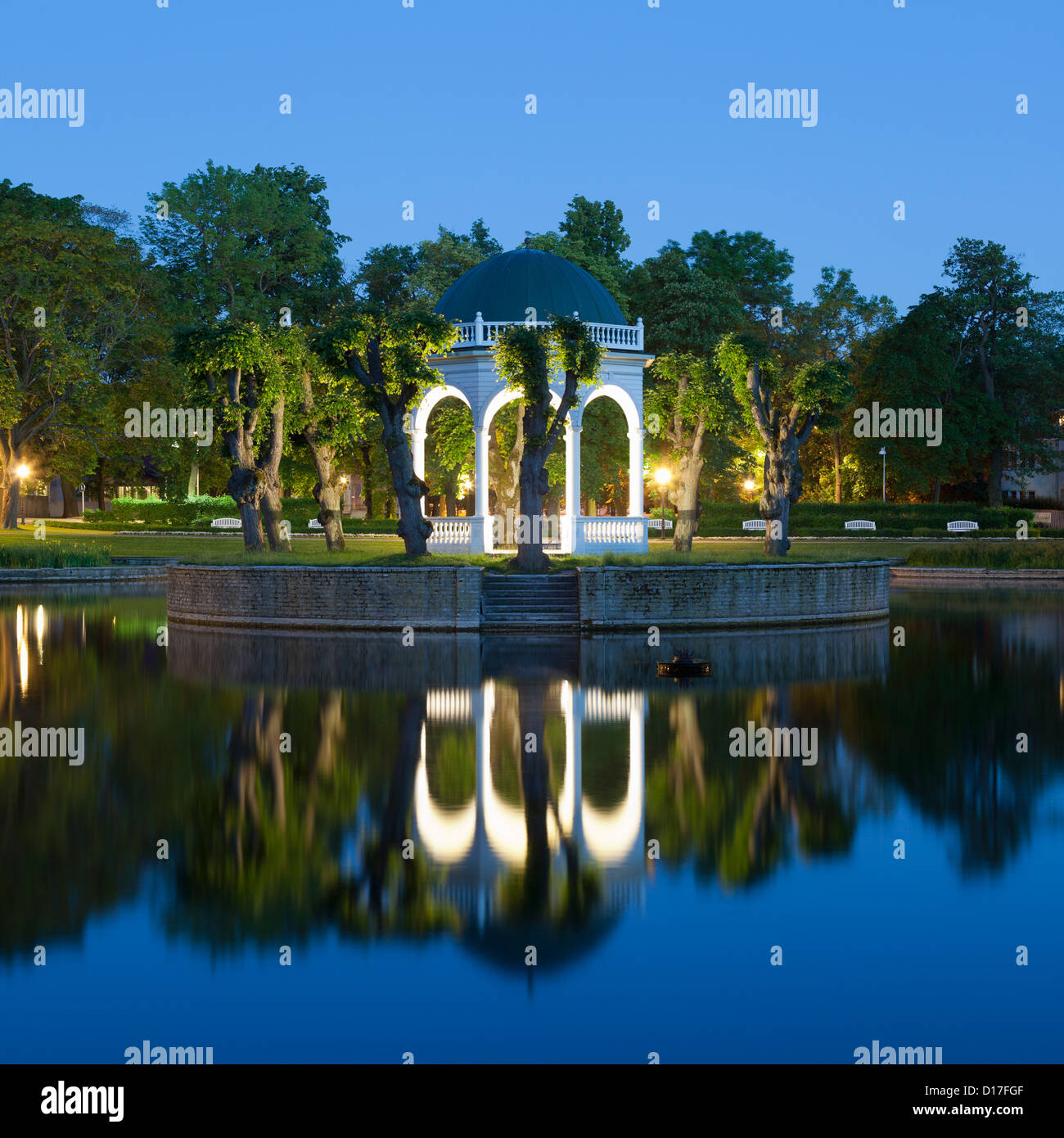 Park gazebo hi-res stock photography and images - Alamy