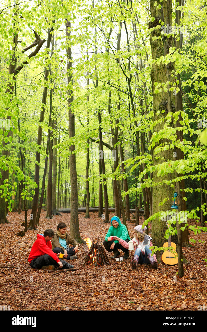 Friends hanging out around campfire hi-res stock photography and images ...