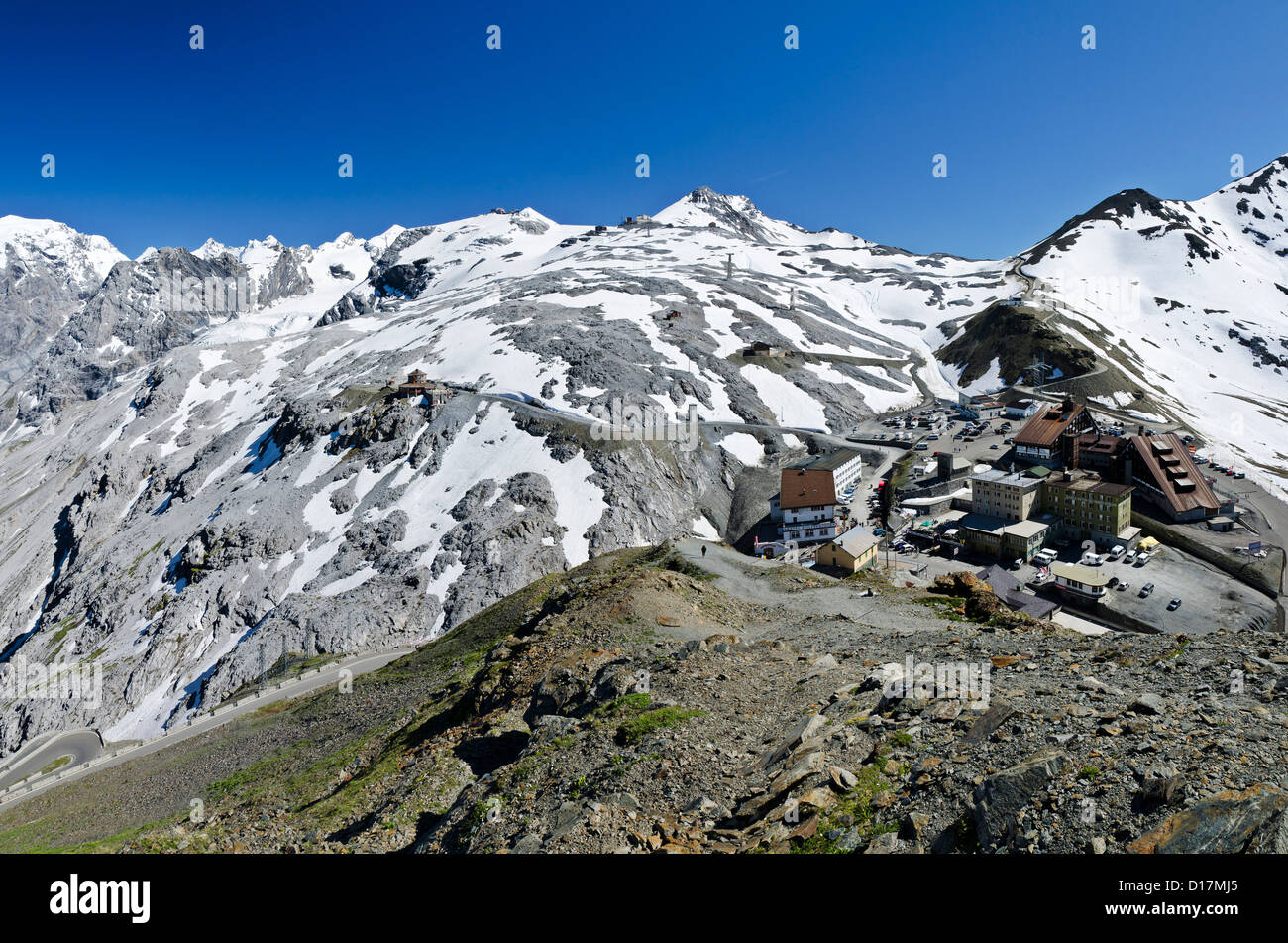 Passo Stelvio, sullo sfondo i rilievi di Monte Scorluzzo Stock Photo ...